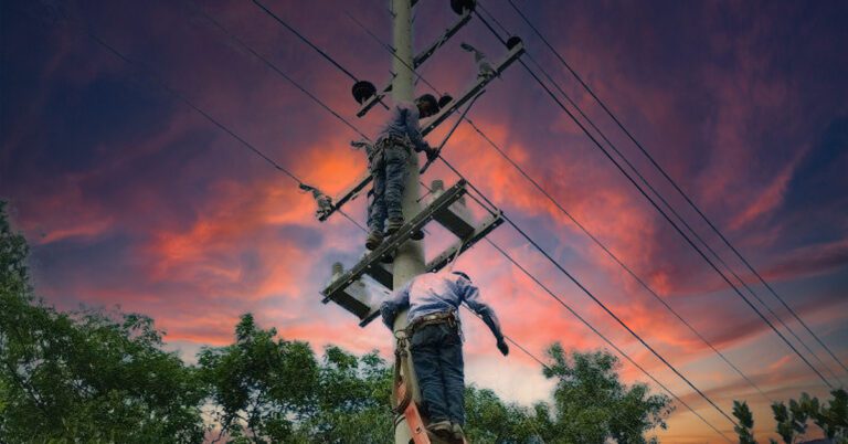 What is a Lineman: Essential Roles & Responsibilities Explained ...