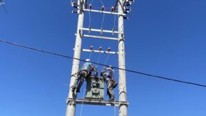 Lineman: Essential Job Description, Key Skills & Career Growth ...